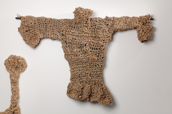 Notes D'Art Brut | Vêtements, bottes et chapeau tressés avec de l'herbe ...